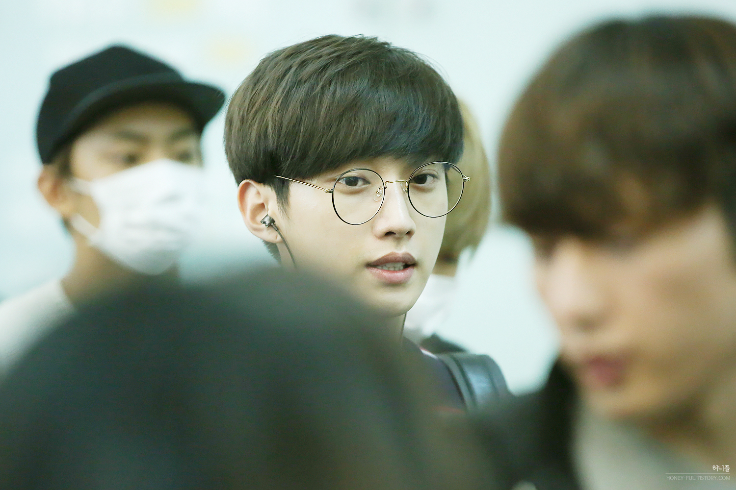 진영이 저 안경 뭔가 묘하게 - 인스티즈(instiz) B1A4 카테고리