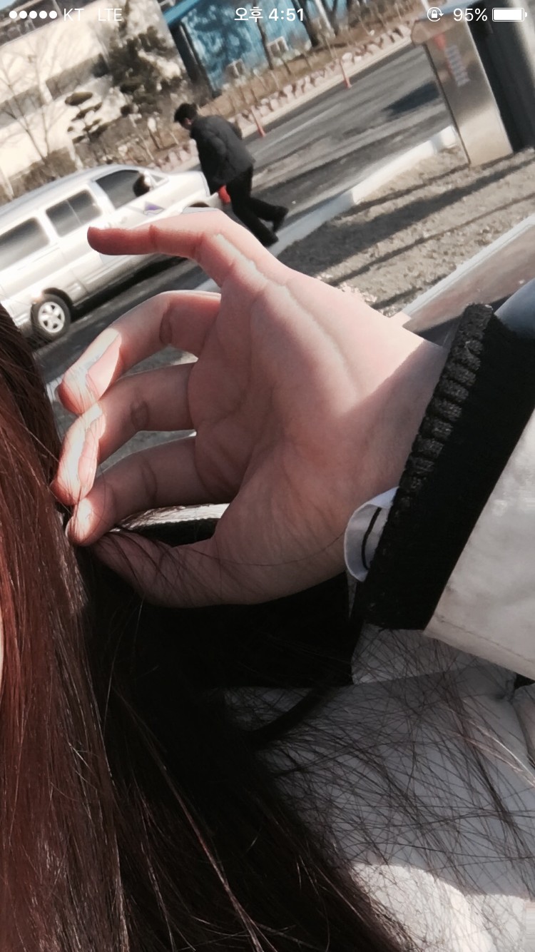 사진찍은거ㅠ보고있었는데 손 뭔가 징그럽다 - 인스티즈(instiz) 일상 카테고리