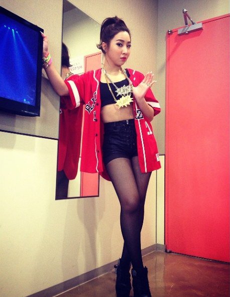 아찔한 핫팬츠 입고..더 날씬 해진 '2NE1 공민지' - 인스티즈(instiz) 이슈 카테고리